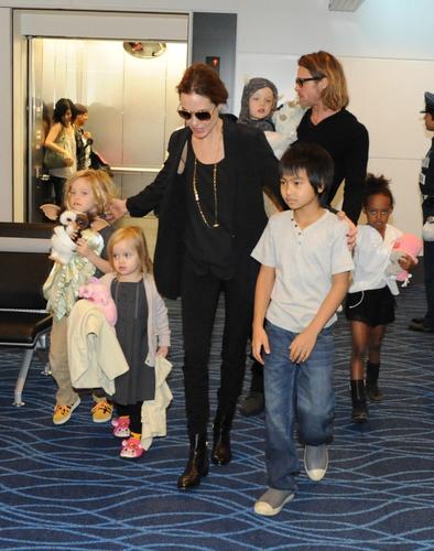 The Jolie Pitt Twins Turn 6 See Vivienne And Knox Through The Years