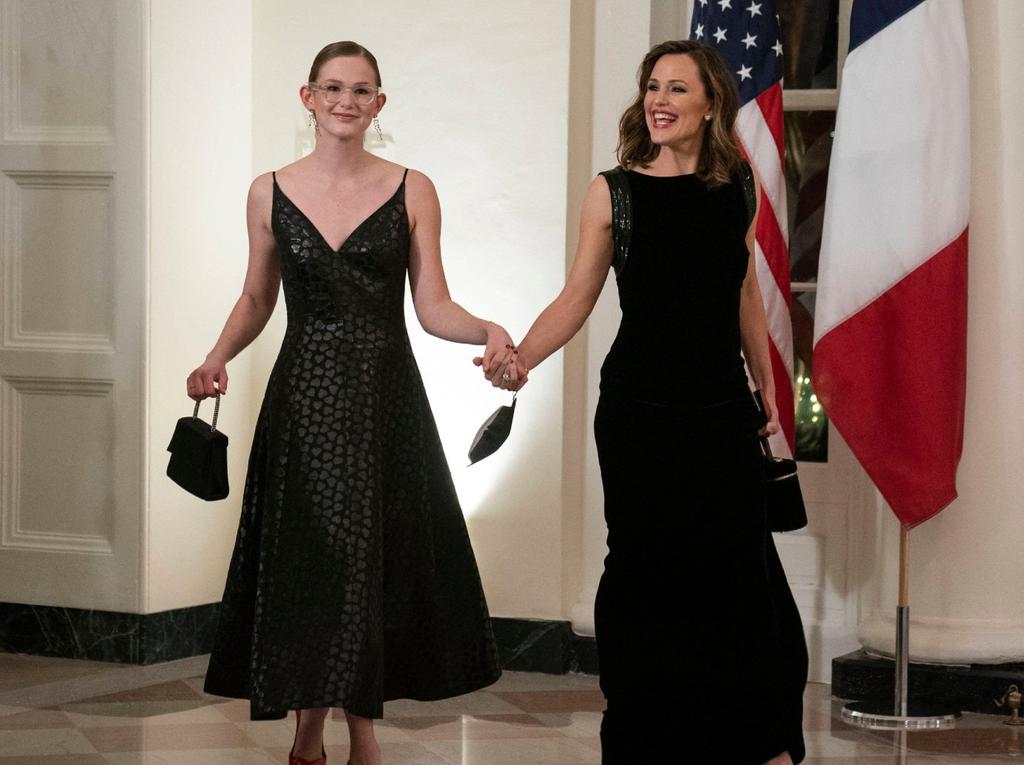 Jennifer Garner And Look Alike Daughter Violet 17 Run Errands Together