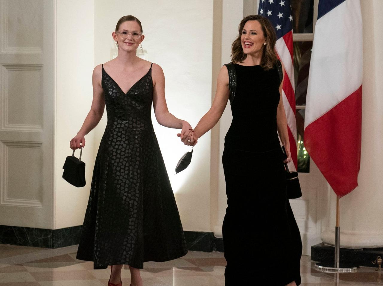 Jennifer Garner & Look-Alike Daughter Violet, 17, Run Errands Together