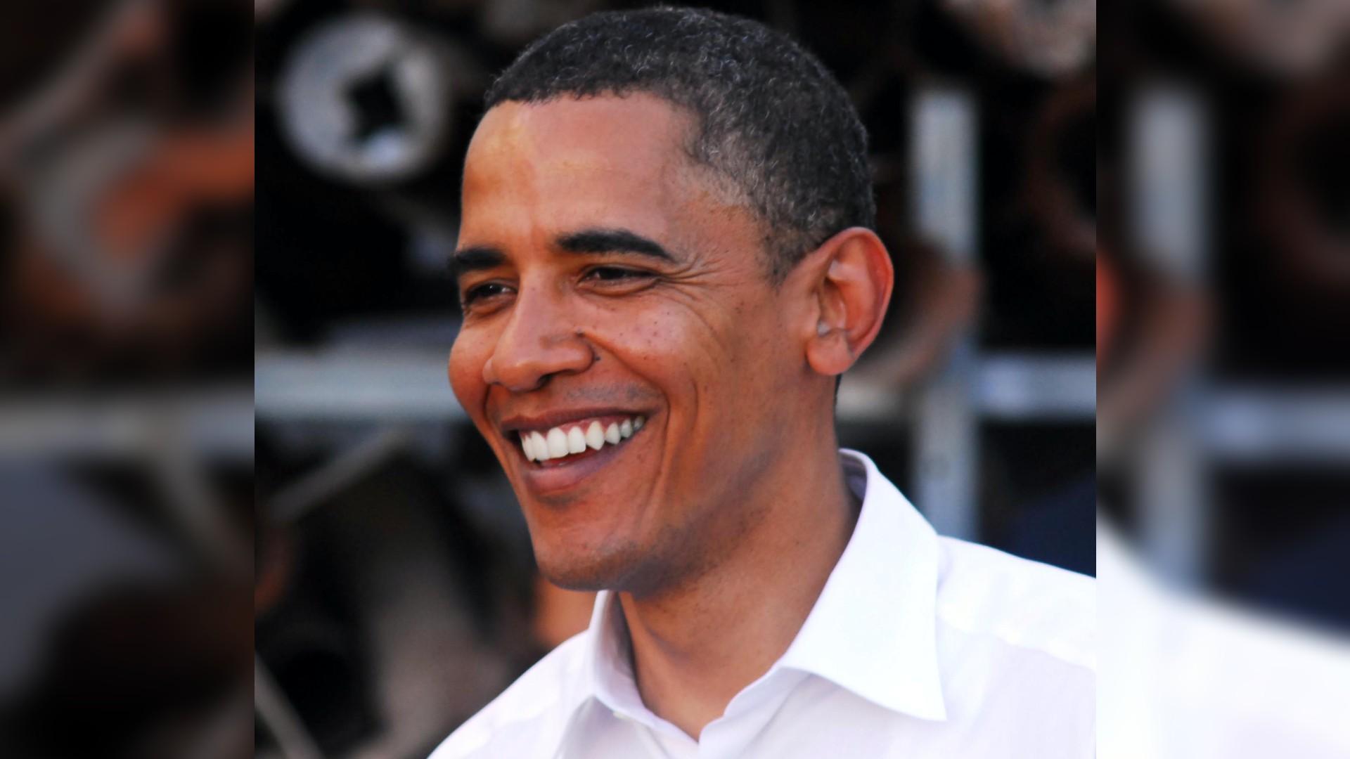 Barack Obama Poses With Michelle, Sasha & Malia On Christmas