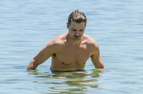 Sexy Dad Body! Jeremy Renner Reveals His Strong Physique On The Beach ...