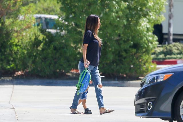 'Six-Pack Mom' Sarah Stage Shows Growing Baby Belly In These Pics