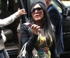 HOT GALLERY: Snooki Arrives in NYC with a Smile