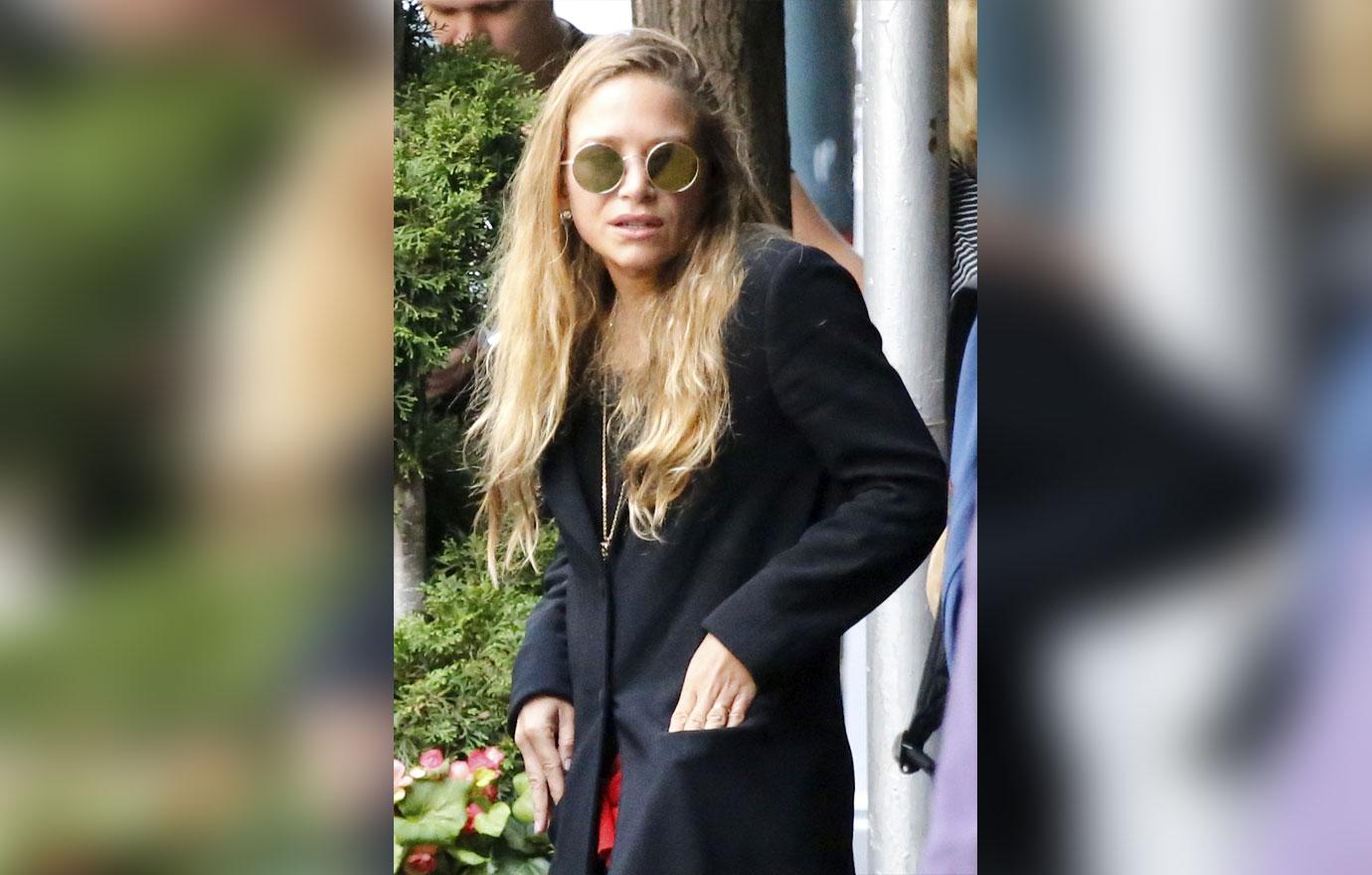 Mary-Kate And Ashley Olsen Smoking At NYFW