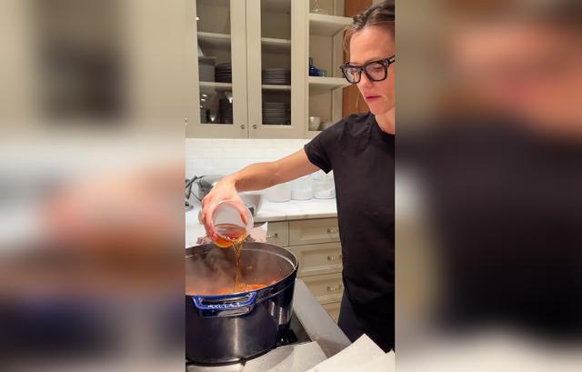 Jennifer Garner Almost Lit Kitchen On Fire: Pics