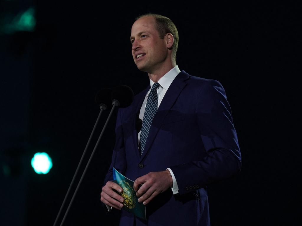 Prince William Dances & Drinks At Nightclub Without Kate Middleton