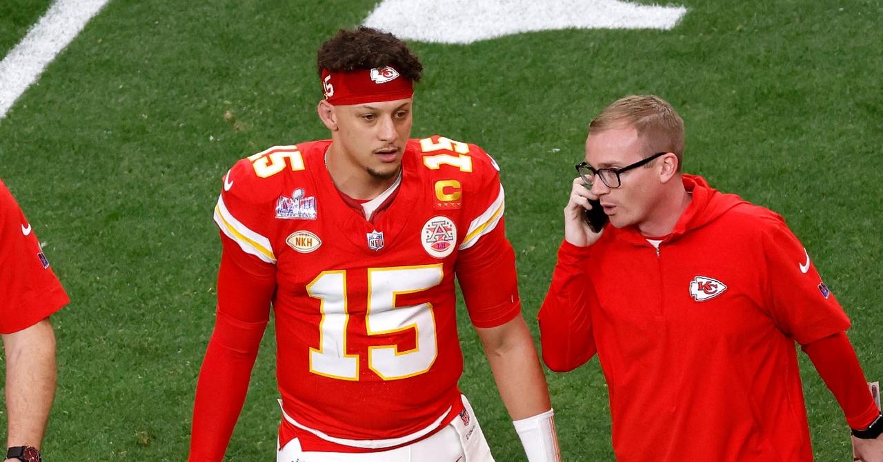 Streaker Tries To Run Onto The Field During 2024 Super Bowl