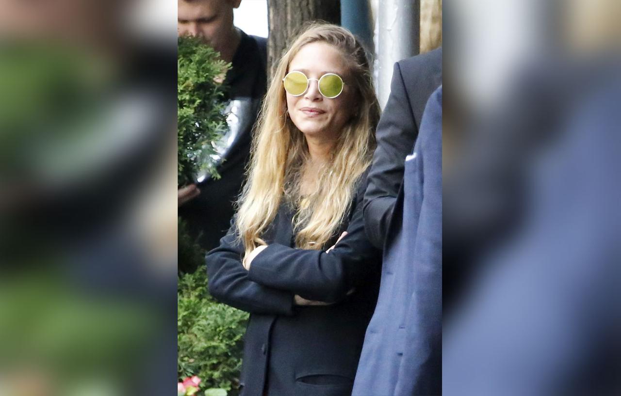 Mary-Kate And Ashley Olsen Smoking At NYFW
