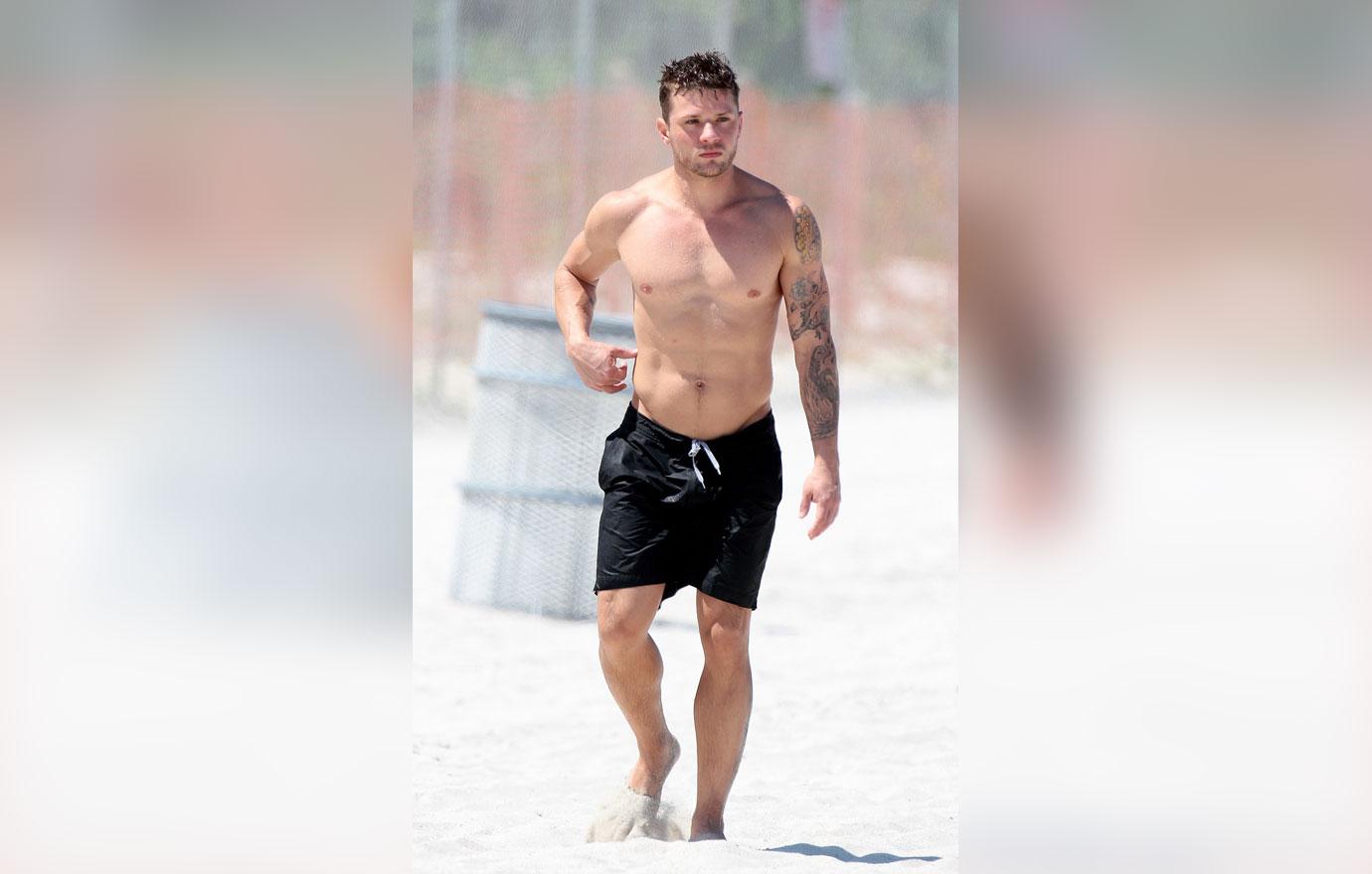 Ryan Phillippe Unveils His Washboard Abs In The Snow!