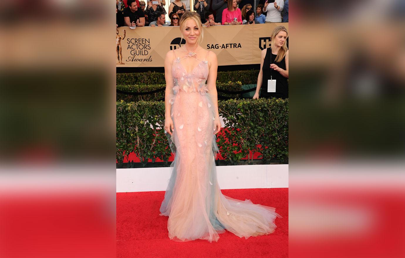 Kaley Cuoco Walking Around One Week After Shoulder Surgery