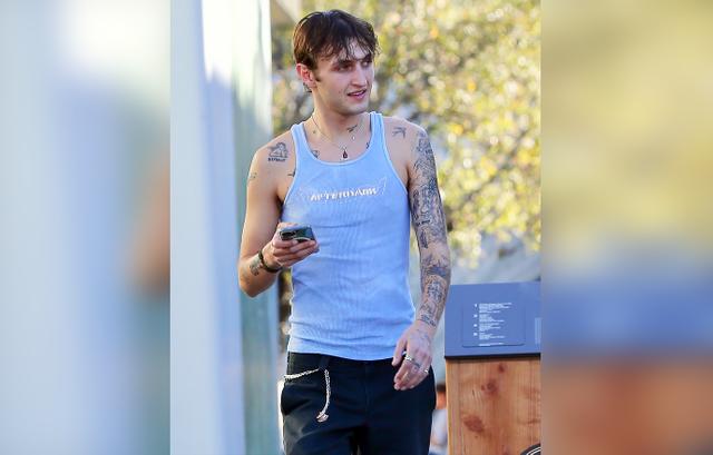 Anwar Hadid Hangs Out With Friends In L.A.:Photos