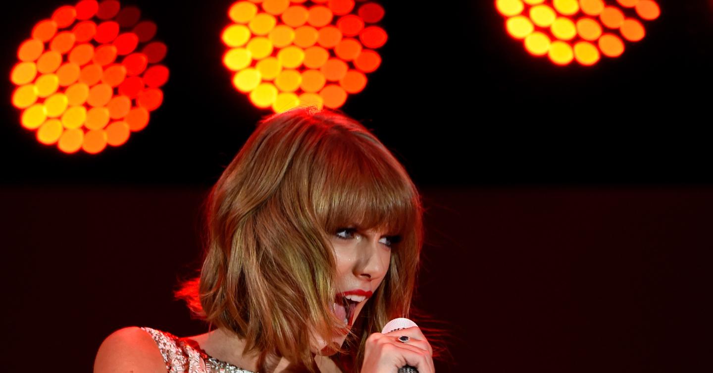 Watch Taylor Swift Get Booed By Fans Before Taking Selfies With Them!