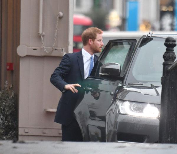 Don't Worry, Meghan! Prince Harry Is Spotted At A London PUB While ...