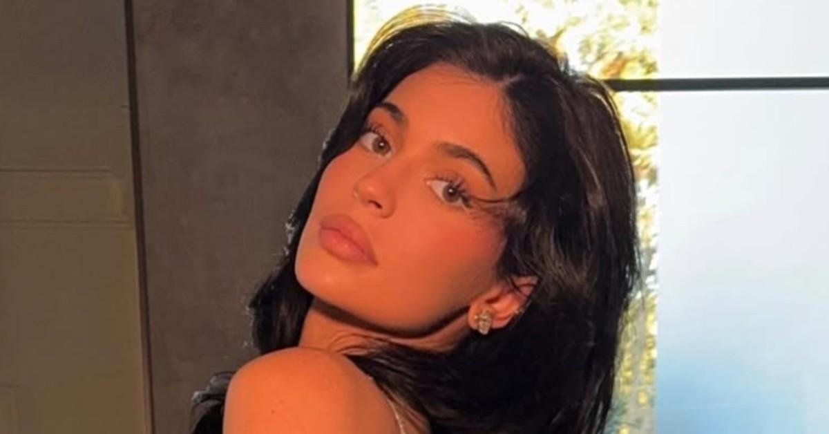 Kylie Jenner Shows Off Chest & Abs In Pink Workout Set: Photo