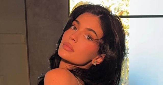 Kylie Jenner Shows Off Chest & Abs In Pink Workout Set: Photo