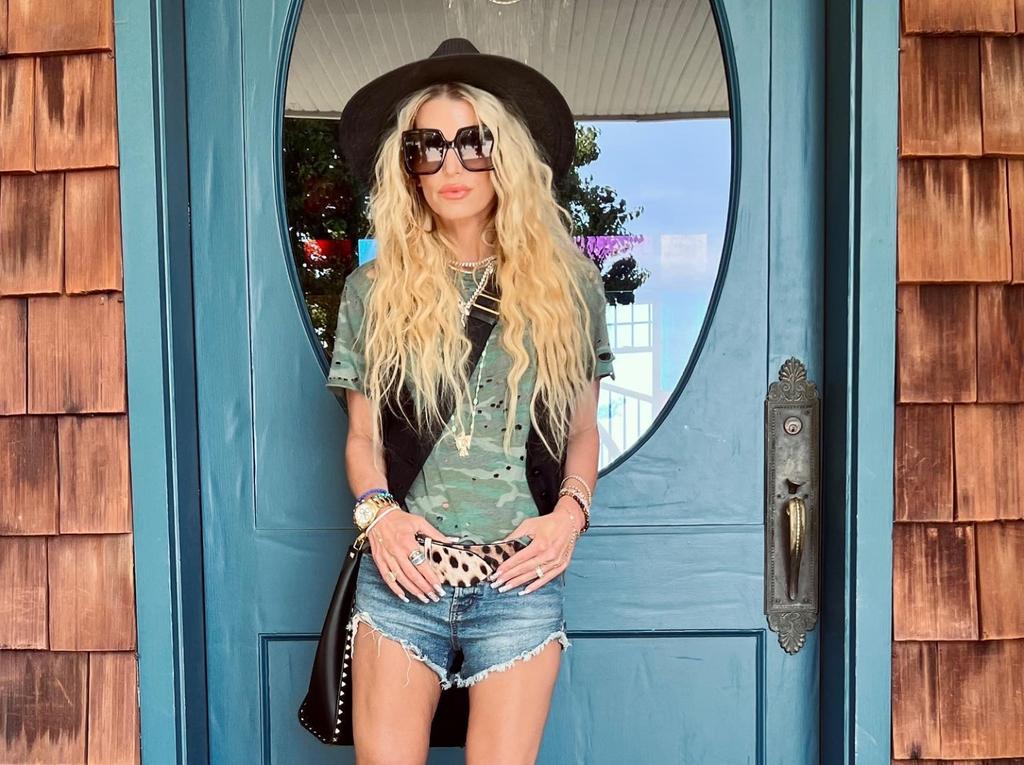 Jessica Simpson Poses On Tractor At Store In All-Black Outfit: Photo