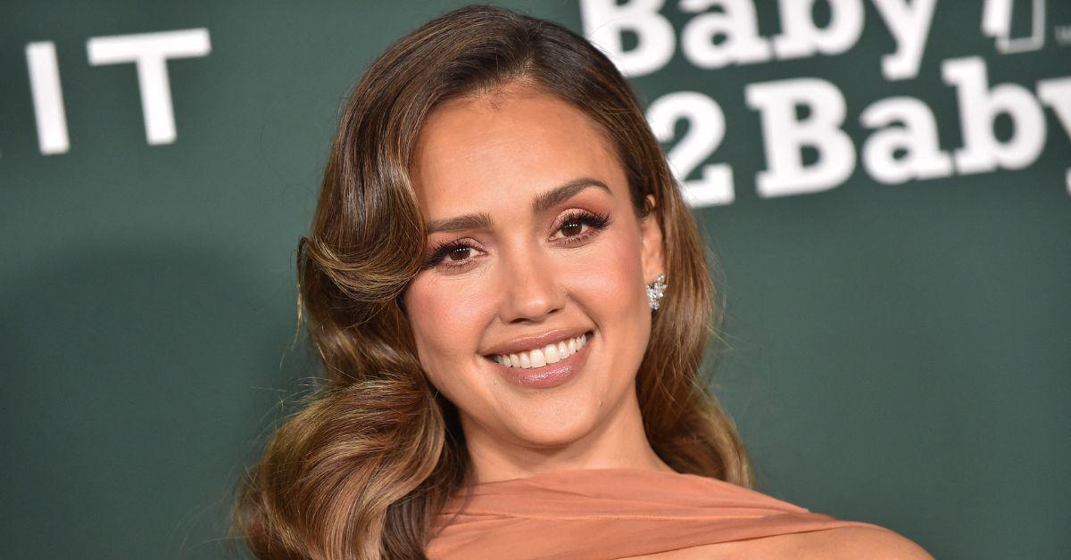 Single Jessica Alba Flaunts Her Abs Following Split From Cash Warren: Watch