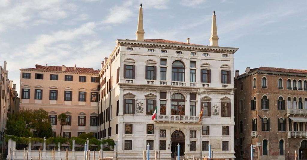 When Is Jeff Bezos & Lauren Sanchez's Lavish Wedding?