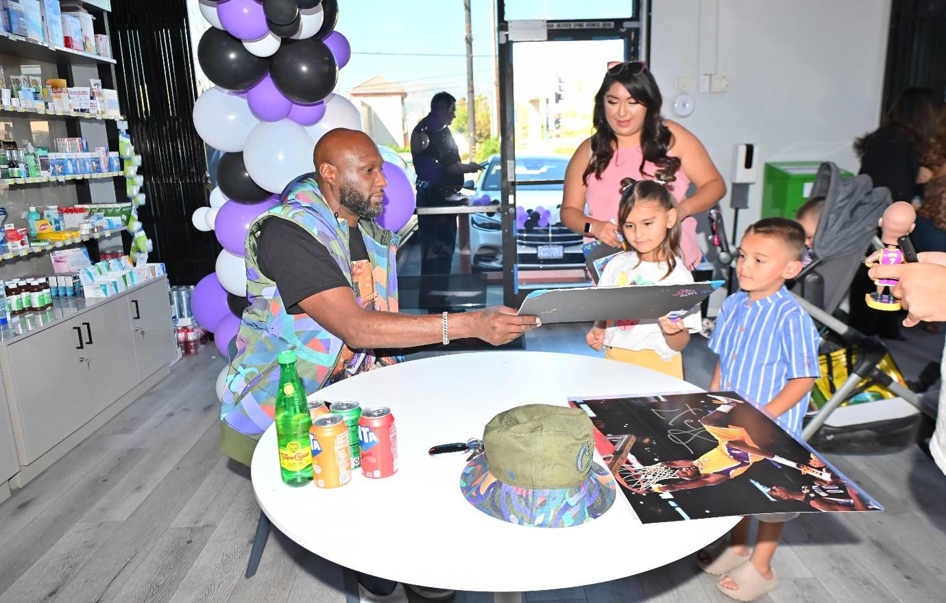 Lamar Odom Celebrates His 44th Birthday With Fans & His Daughter Lamar Odom Celebrates His 44th Birthday With Fans & His Daughter