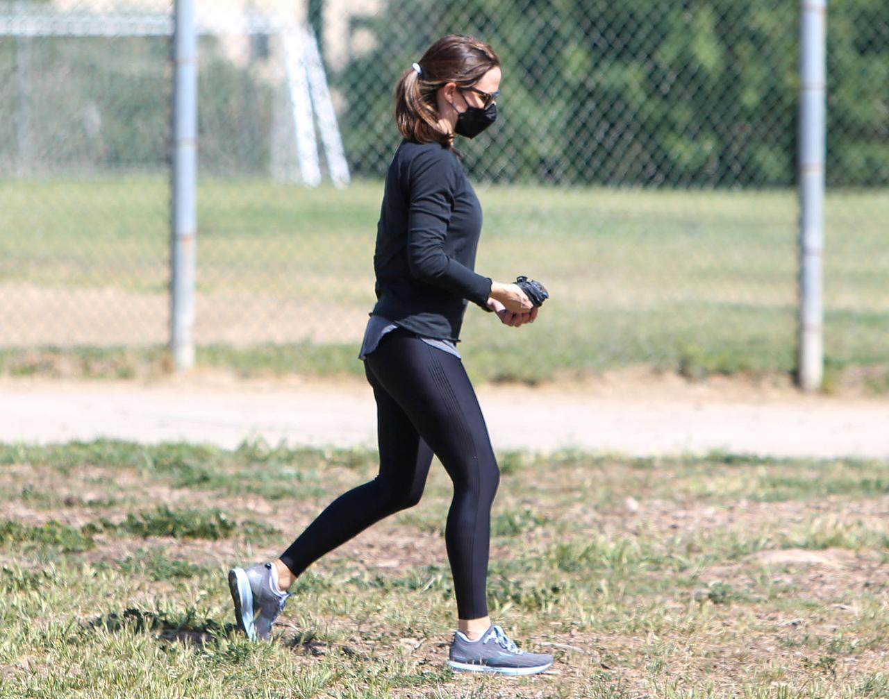 Jennifer Garner Soaks Up The Sun With Three Kids: Photos