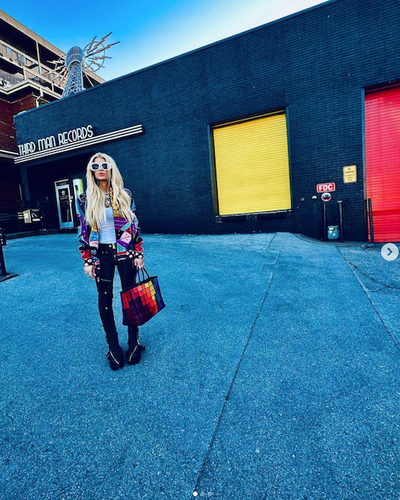 Jessica Simpson's Daughter Maxi, 11, Picks Up Her Tiny Mom: Photo