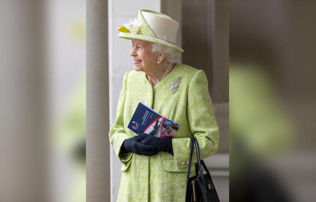 Queen Elizabeth II Flaunts Stylish Spring Outfit: Photos