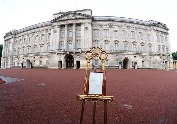 Lay Your Eyes on the Royal Easel Outside Buckingham Palace!