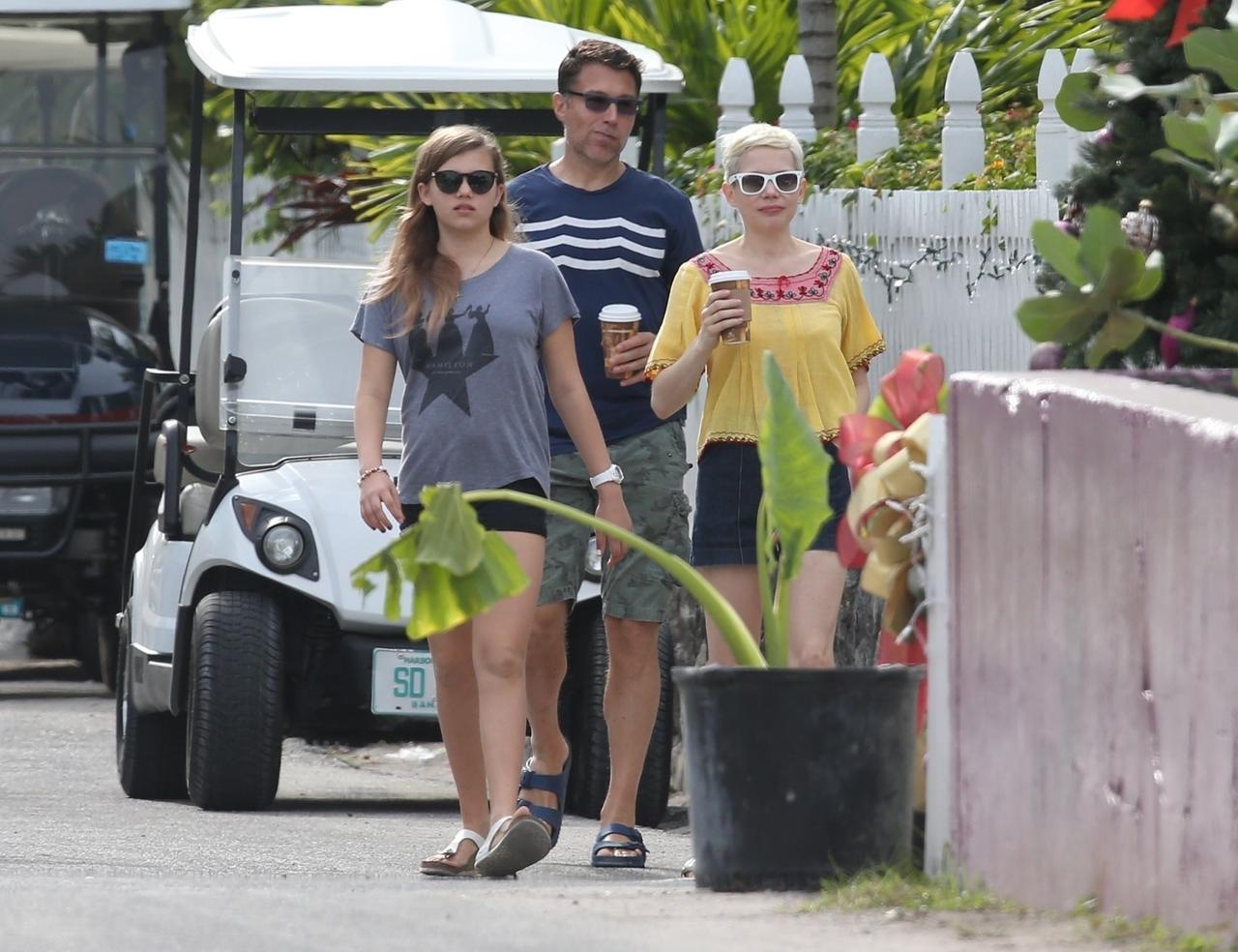 Michelle Williams & Andrew Youmans Vacation In The Bahamas Amid ...
