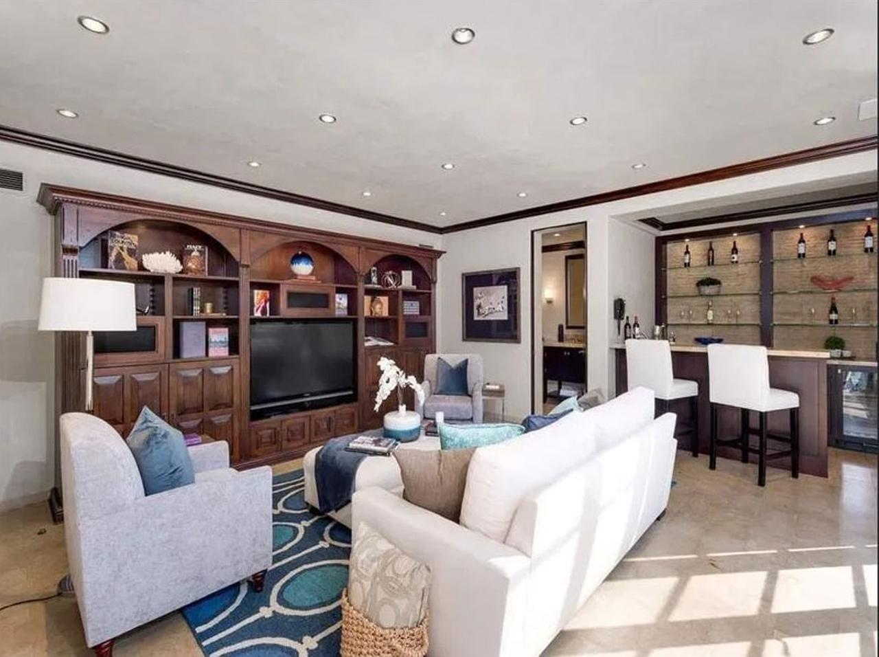 Inside Emma Roberts' Los Angeles Mansion: Photos