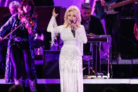 Dolly Parton Wears Dallas Cowboys Cheerleader Outfit At Halftime Show