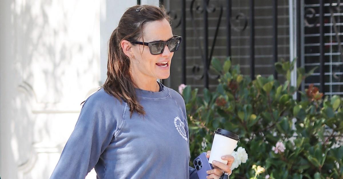 Jennifer Garner Shows Off Fit Physique During Sweaty Run