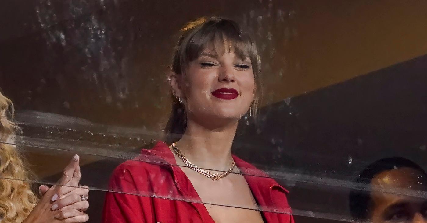 Taylor Swift Shrugs Off Being Booed At Travis Kelce's Game: Watch