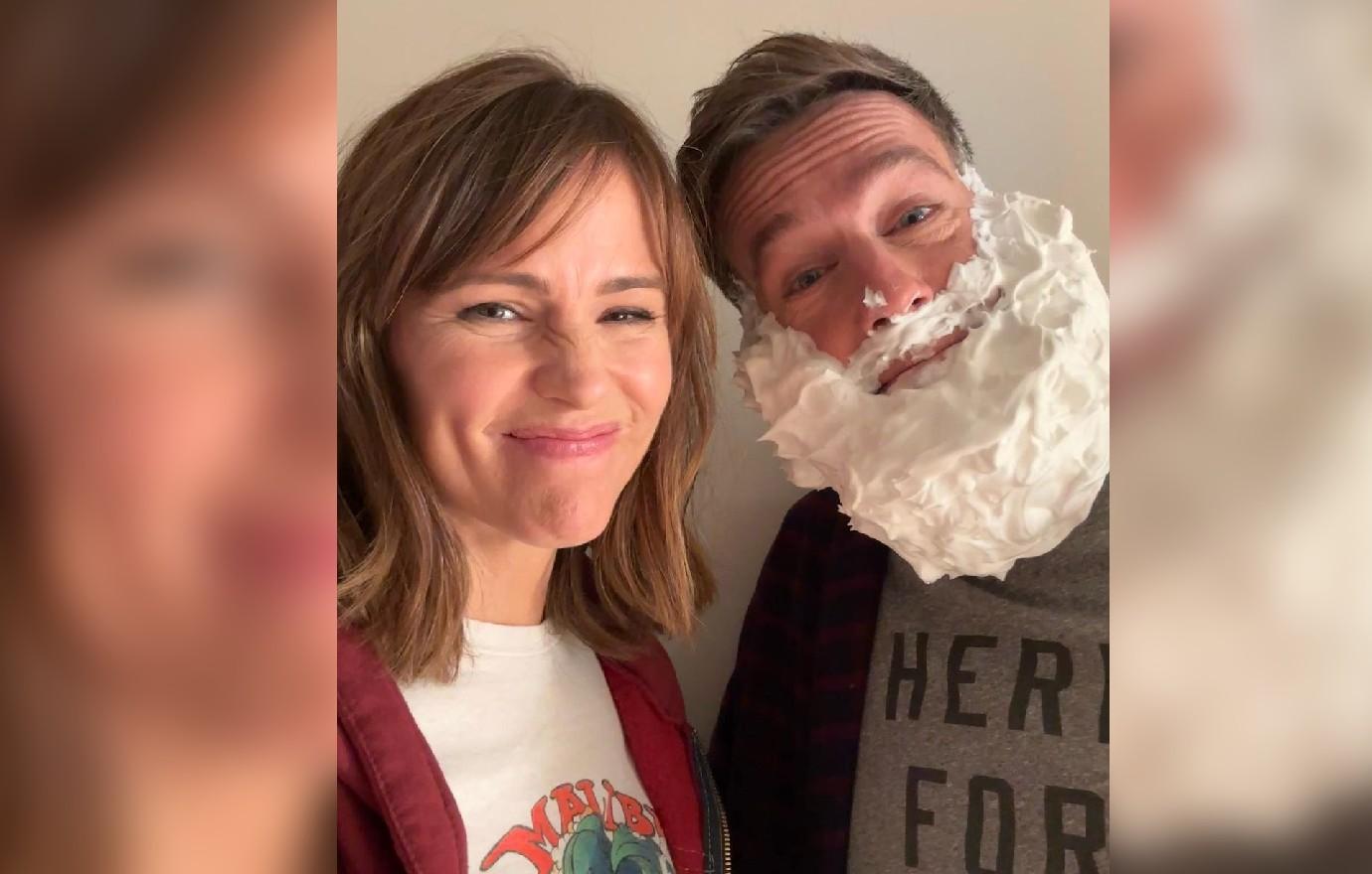 Jennifer Garner Smiles Big While Filming With Ed Helms: Photo