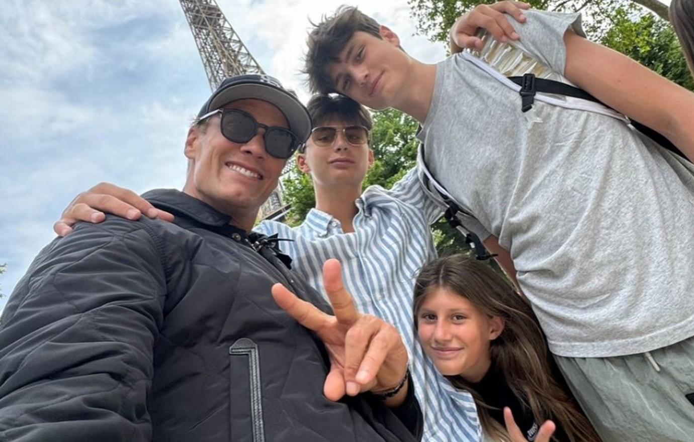 Tom Brady Fans Freak Out Over 'Fine' Athlete's Shirtless Selfie: Photo