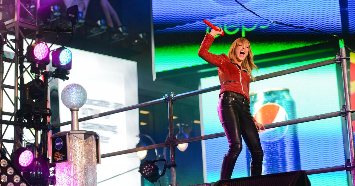 Taylor Swift Rocks Out in Times Square on New Year's Eve!