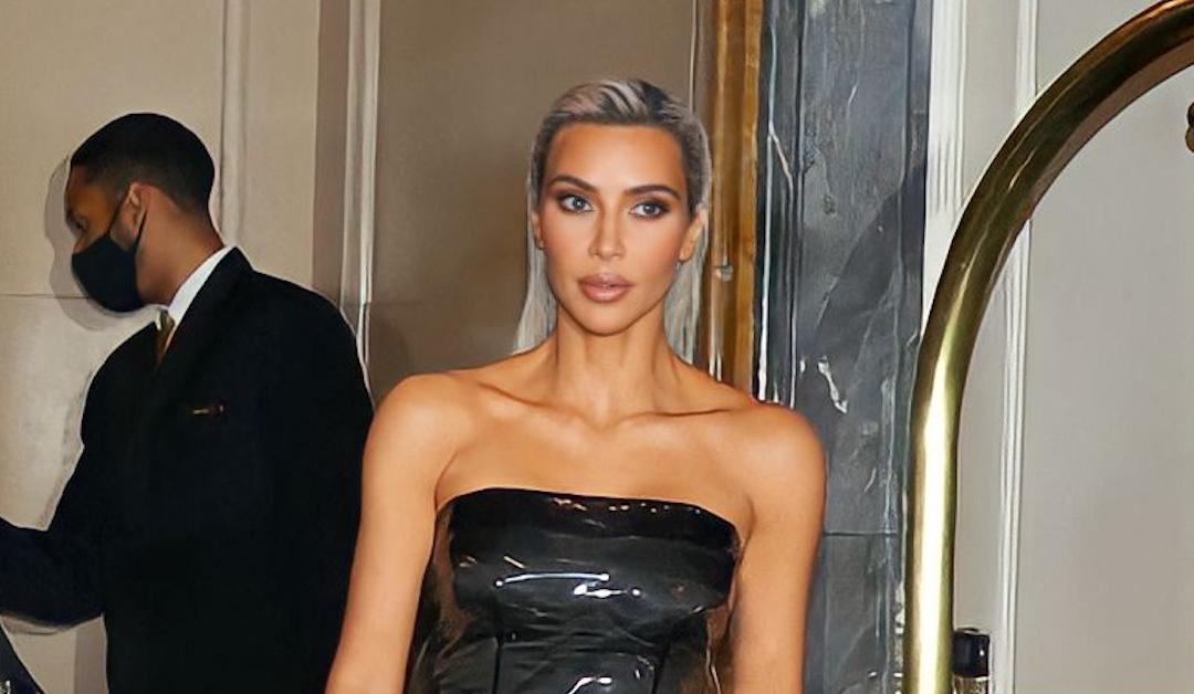 Kim Kardashian Shows Off Butt In Poolside Selfie To Celebrate New Year