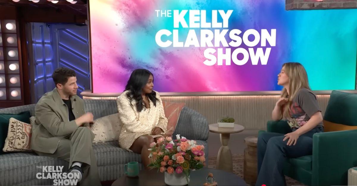 Kelly Clarkson Reflects On Concert Mishap Where Her Skirt Fell Down