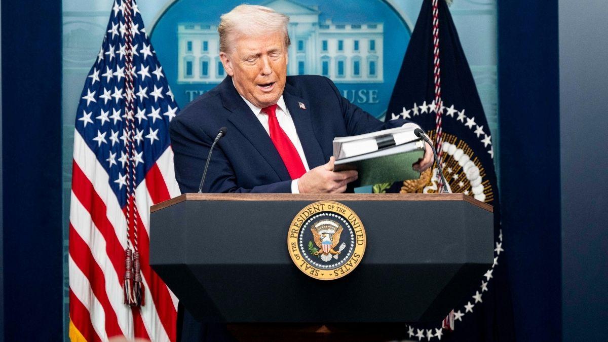 'Clown' Donald Trump Mocked For Bragging About 'Tough' Paper Clip Pinch