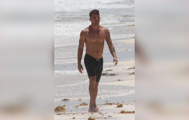 Ryan Phillippe Unveils His Washboard Abs In The Snow!