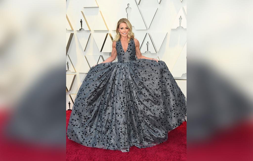 Kelly Ripa Shares Impressive Photo Dancing In Ballet Pointe Shoes