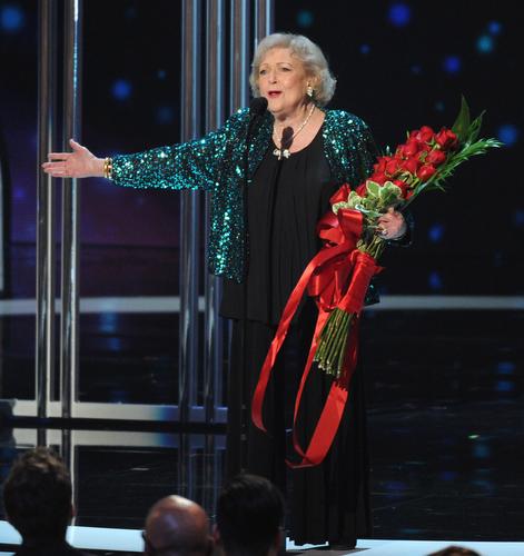 Betty White And Chris Evans Stole The Show At The 2015 People’s Choice ...