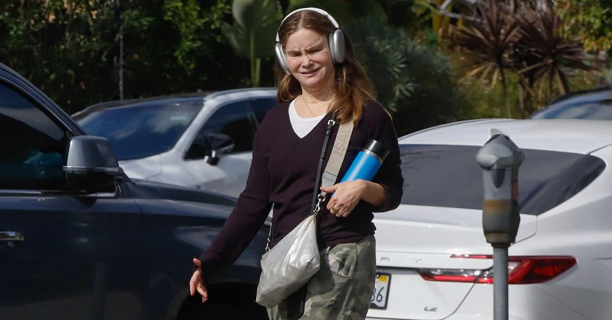 Jennifer Jason Leigh Flies Under The Radar On Shopping Trip: Photos