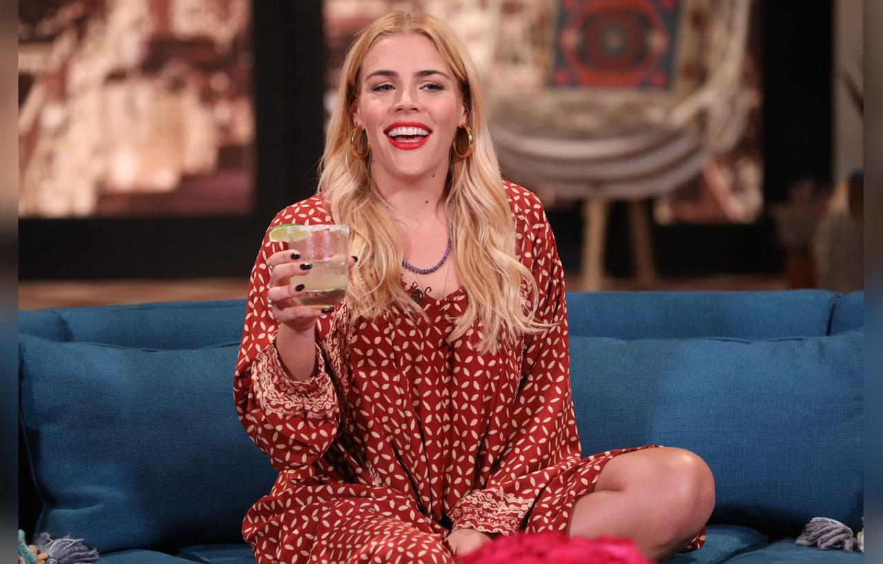 Julia Roberts Explains Her Iconic Hairy Underarm Photo On 'Busy Tonight'