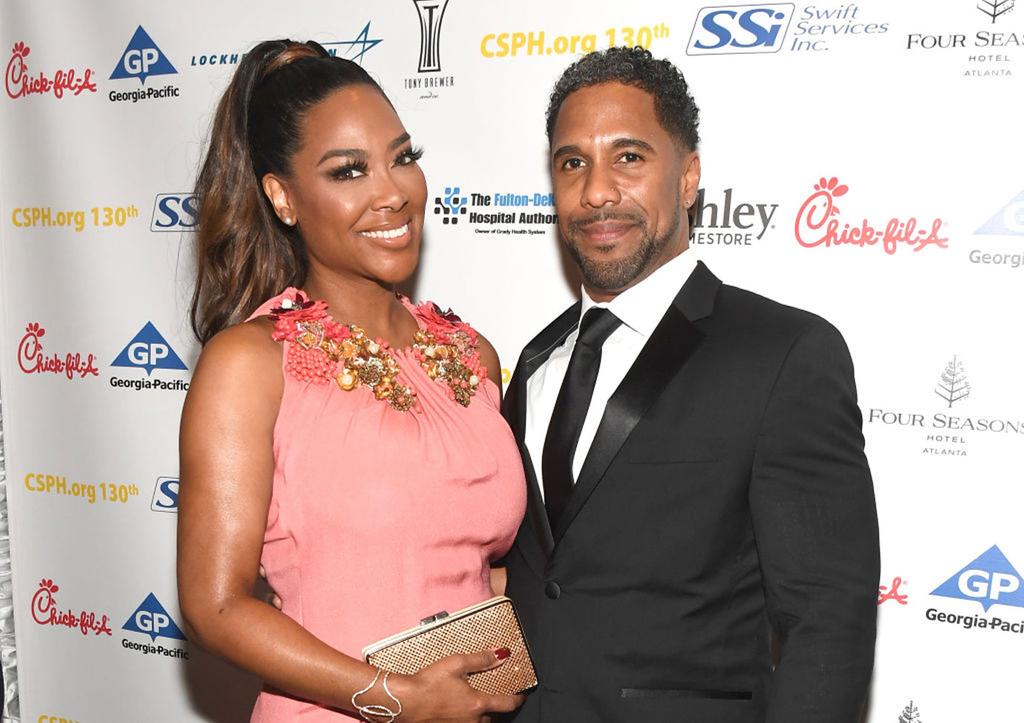Rhoa Star Kenya Moore Shows Off Rock Hard Abs In Yellow Bikini