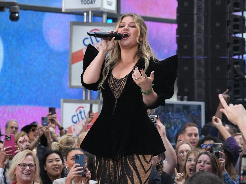 Kelly Clarkson Talks Vicious Cycle Of Having A 'Dysfunctional Family'