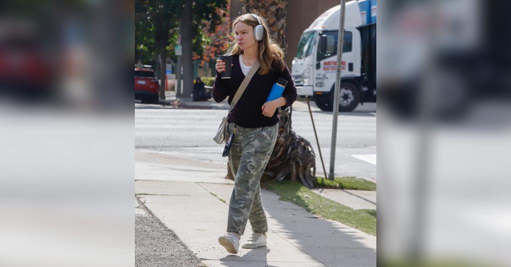 Jennifer Jason Leigh Flies Under The Radar On Shopping Trip: Photos