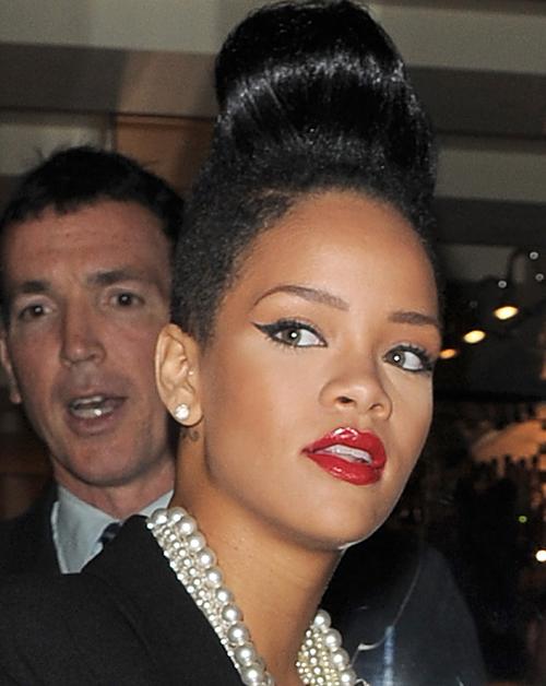 Two Police Officers Indicted in Rihanna Photo Leak