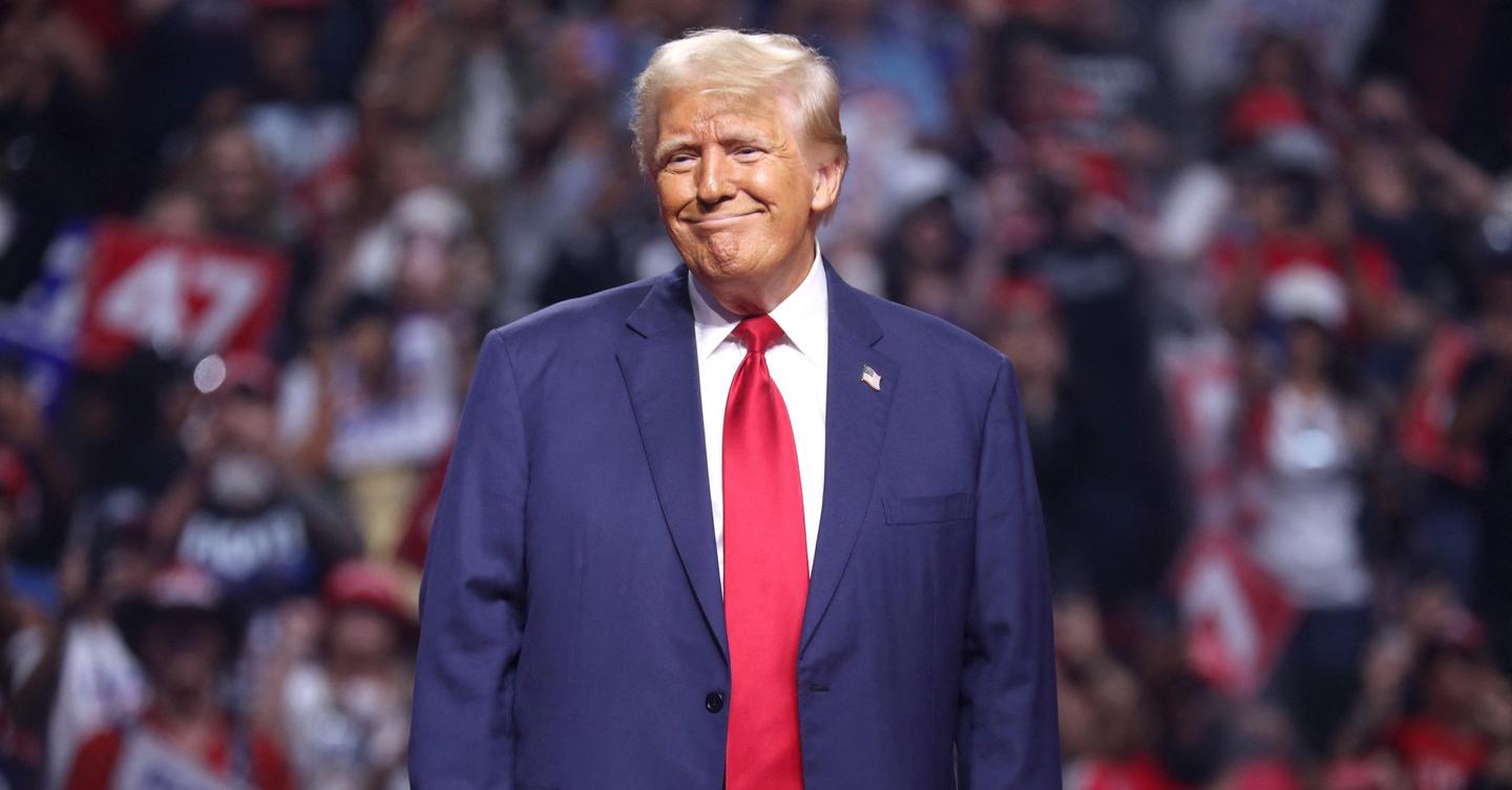'Orange' Donald Trump Dragged For Looking Like A 'Drag Queen' In Photo