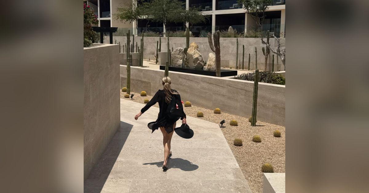 Molly Sims Bares Her Toned Tummy In Cabo: Photos