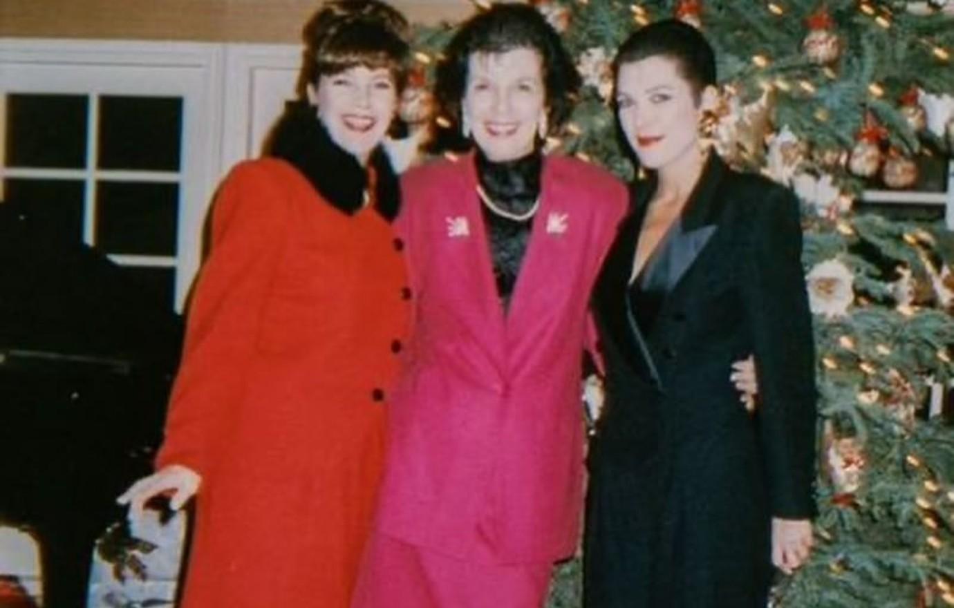 Kris Jenner Reveals Her Sister Karen Died 'Unexpectedly'
